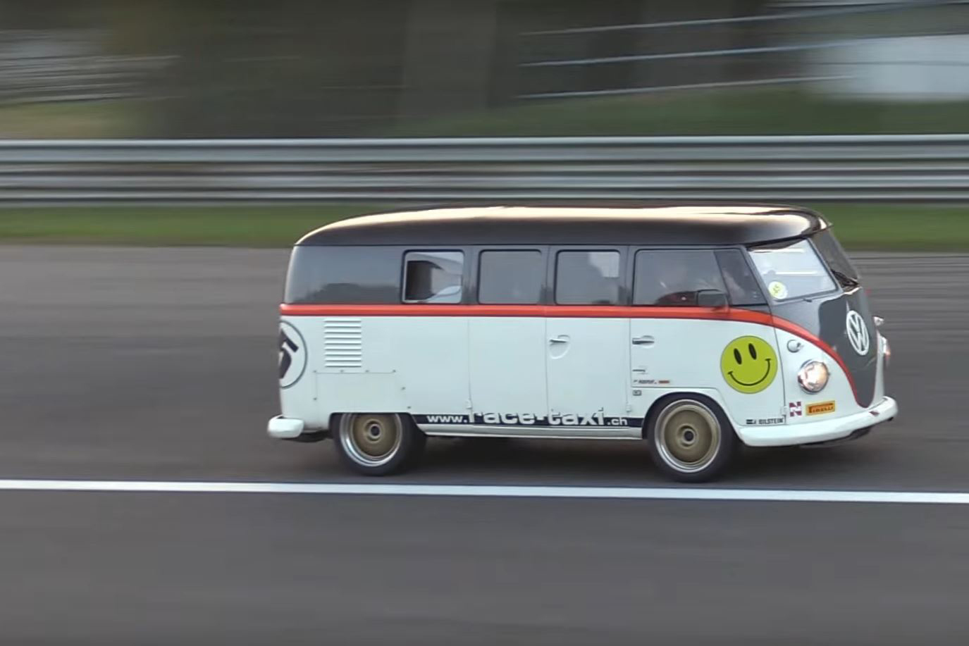 Video: 530hp Porsche 993 Bi-turbo Powered Volkswagen T1 Racing Bus In ...